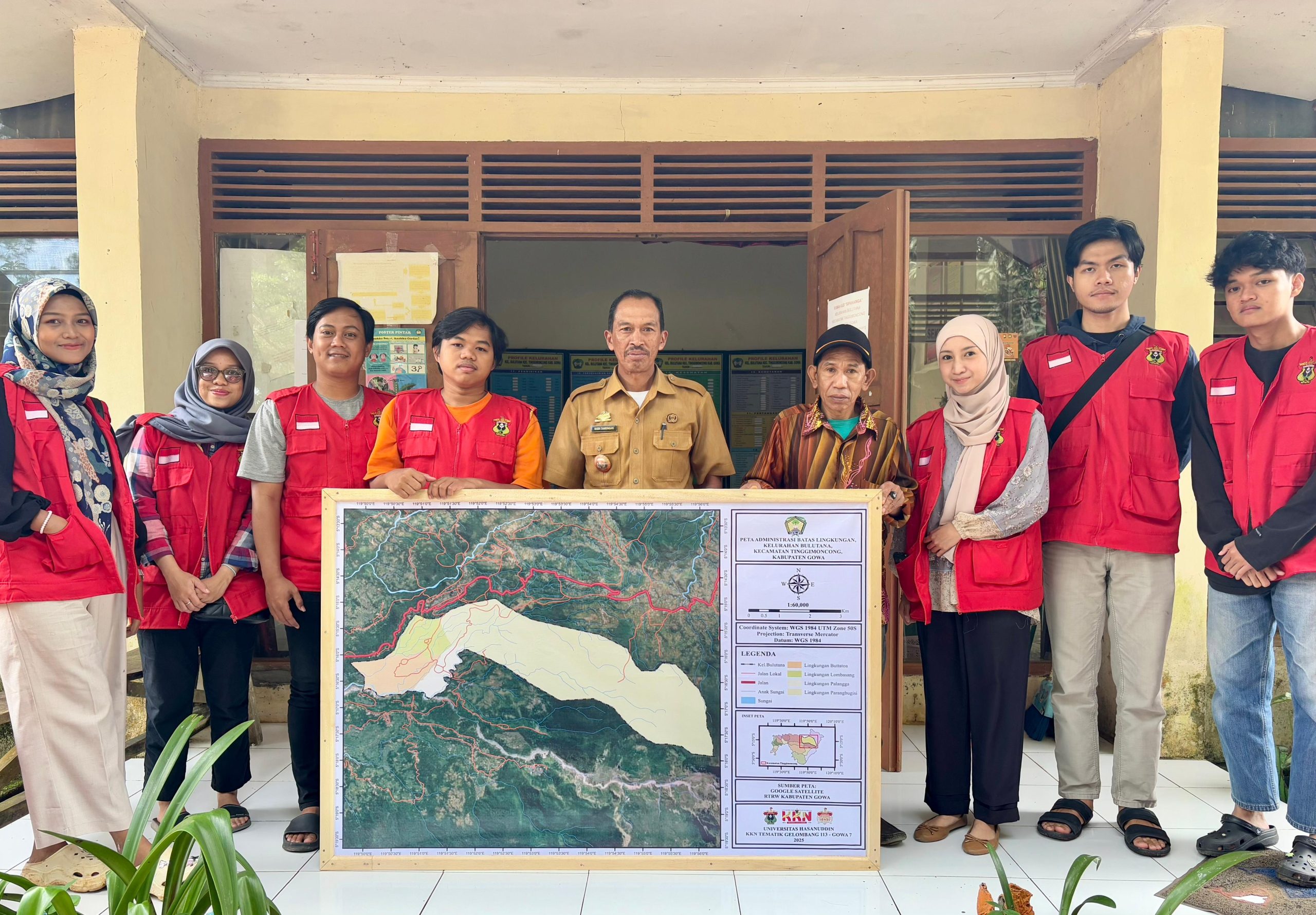 Mahasiswa KKN Unhas Pasang Spanduk Peta Administrasi Batas Lingkungan ...